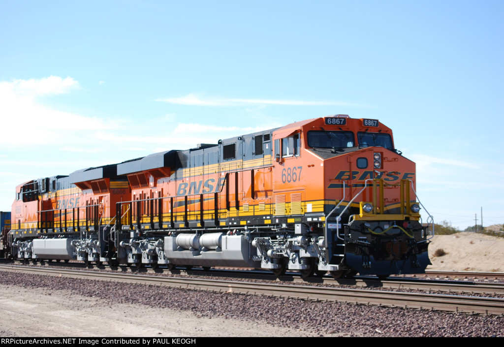 BNSF 6867 and BNSF 6866 pass me by as they head west pushing a Z Train towards LA.